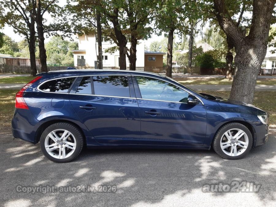 Zils Volvo V60 2013 Tartu, ar dzinēja tilpumu 2.40 L un nobraukumu 248 tūkst. km par 8500 €, foto 4 vietnē AUTOMOTO.COM.LV