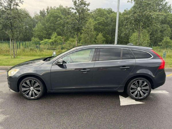 Zils Volvo V60 2013 Viļņa, ar dzinēja tilpumu 1.98 L un nobraukumu 381 tūkst. km par 4300 €, foto 2 vietnē AUTOMOTO.COM.LV