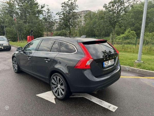 Zils Volvo V60 2013 Viļņa, ar dzinēja tilpumu 1.98 L un nobraukumu 381 tūkst. km par 4300 €, foto 3 vietnē AUTOMOTO.COM.LV