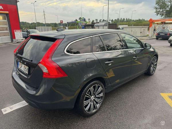 Zils Volvo V60 2013 Viļņa, ar dzinēja tilpumu 1.98 L un nobraukumu 381 tūkst. km par 4300 €, foto 6 vietnē AUTOMOTO.COM.LV