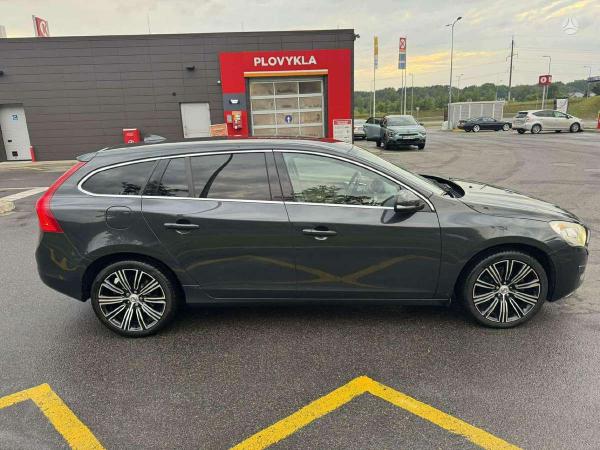 Zils Volvo V60 2013 Viļņa, ar dzinēja tilpumu 1.98 L un nobraukumu 381 tūkst. km par 4300 €, foto 7 vietnē AUTOMOTO.COM.LV