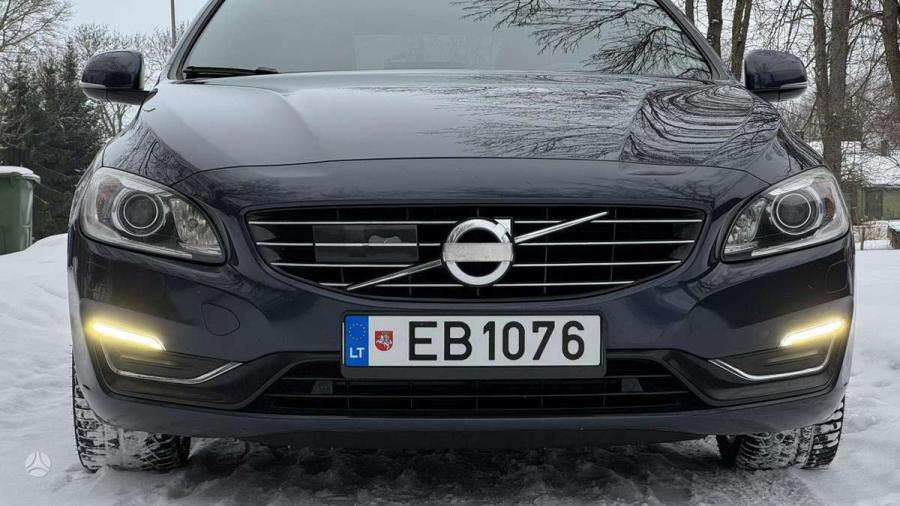 Blue Volvo V60 2013 in Lazdijai, with an engine capacity of 2.40 L and mileage of 241 thousand km for 7700 €, photo 3 on AUTOMOTO.COM.LV