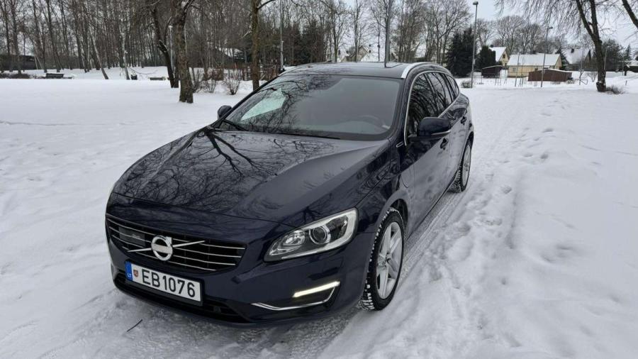 Blue Volvo V60 2013 in Lazdijai, with an engine capacity of 2.40 L and mileage of 241 thousand km for 7700 €, photo 6 on AUTOMOTO.COM.LV