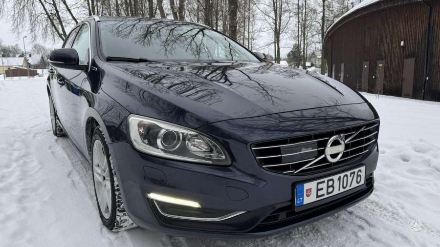Blue Volvo V60 2013 in Lazdijai, with an engine capacity of 2.40 L and mileage of 241 thousand km for 7700 €, photo 7 on AUTOMOTO.COM.LV