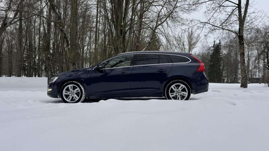 Blue Volvo V60 2013 in Lazdijai, with an engine capacity of 2.40 L and mileage of 241 thousand km for 7700 €, photo 8 on AUTOMOTO.COM.LV