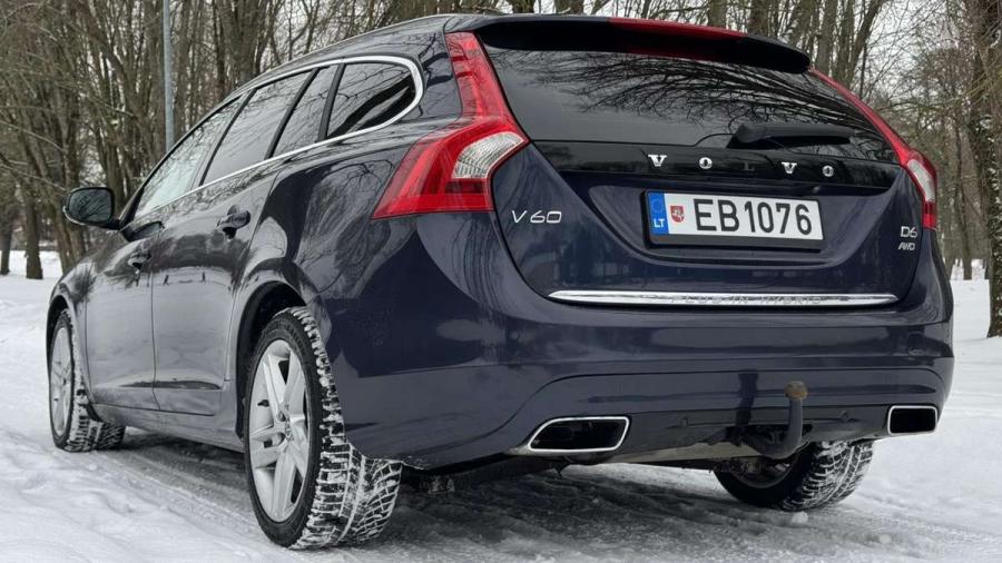 Blue Volvo V60 2013 in Lazdijai, with an engine capacity of 2.40 L and mileage of 241 thousand km for 7700 €, photo 11 on AUTOMOTO.COM.LV
