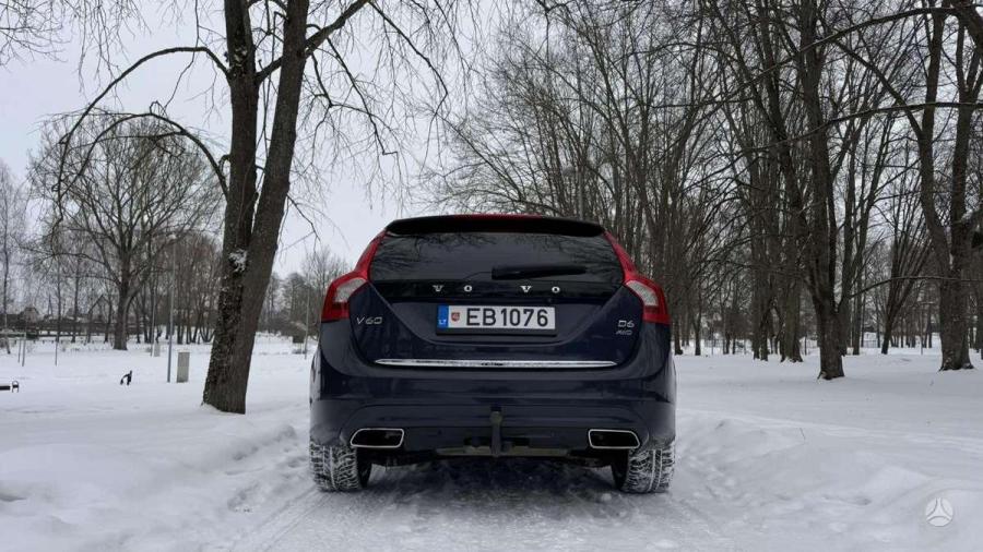 Blue Volvo V60 2013 in Lazdijai, with an engine capacity of 2.40 L and mileage of 241 thousand km for 7700 €, photo 12 on AUTOMOTO.COM.LV