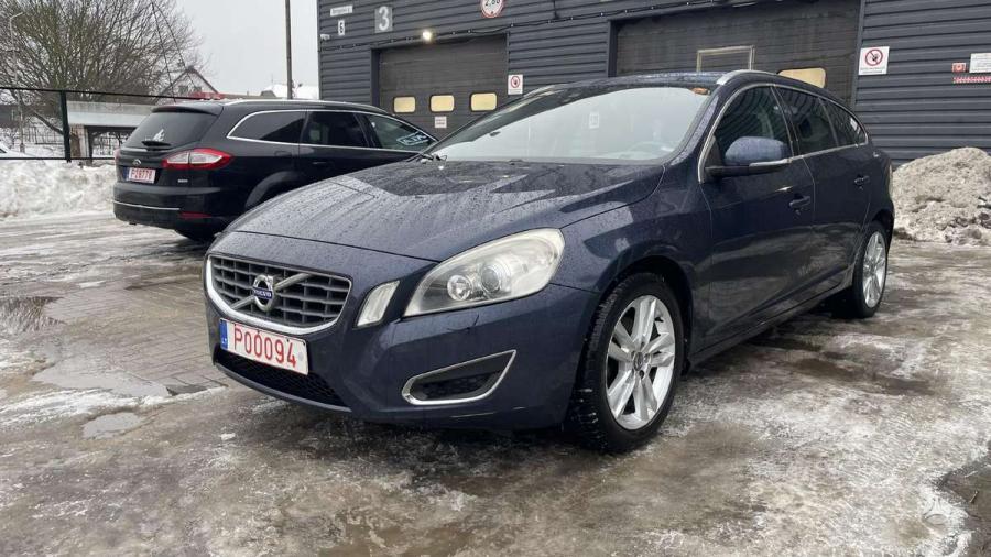 Blue Volvo V60 2013 in Kaunas, with an engine capacity of 1.98 L and mileage of 240 thousand km for 6350 €, photo 1 on AUTOMOTO.COM.LV