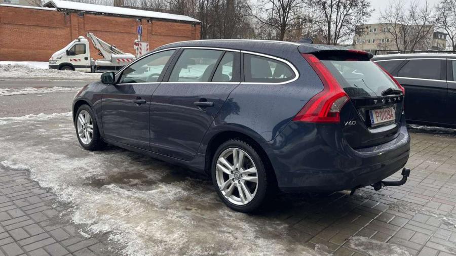 Zils Volvo V60 2013 Kauņa, ar dzinēja tilpumu 1.98 L un nobraukumu 240 tūkst. km par 6350 €, foto 4 vietnē AUTOMOTO.COM.LV