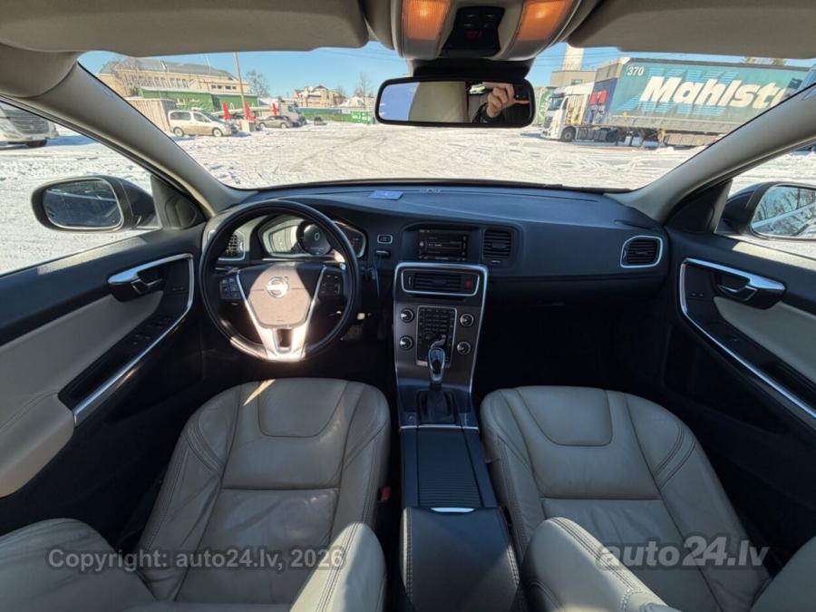 Blue Volvo V60 2013 in Tallinn, with an engine capacity of 2.40 L and mileage of 286 thousand km for 6999 €, photo 8 on AUTOMOTO.COM.LV