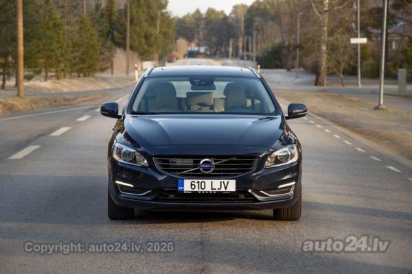 Zils Volvo V60 2013 Pērnava, ar dzinēja tilpumu 2.40 L un nobraukumu 374 tūkst. km par 7500 €, foto 2 vietnē AUTOMOTO.COM.LV