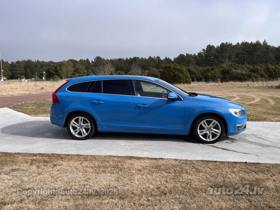 Zils Volvo V60 2013 Tallina, ar dzinēja tilpumu 2.40 L un nobraukumu 183 tūkst. km par 15000 €, foto 3 vietnē AUTOMOTO.COM.LV