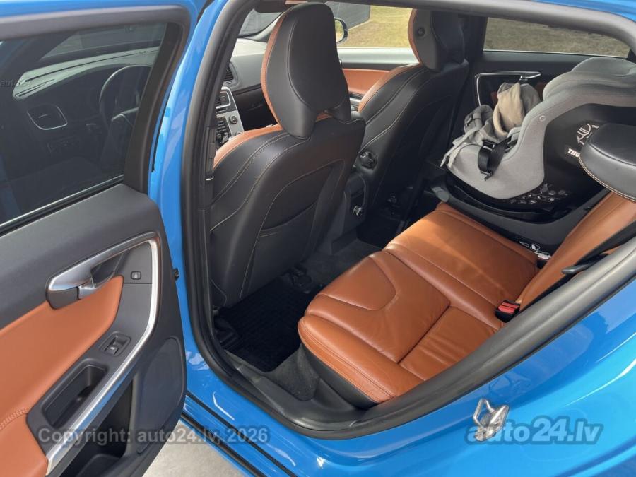 Zils Volvo V60 2013 Tallina, ar dzinēja tilpumu 2.40 L un nobraukumu 183 tūkst. km par 15000 €, foto 9 vietnē AUTOMOTO.COM.LV