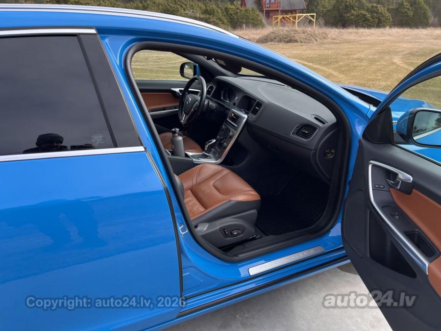 Zils Volvo V60 2013 Tallina, ar dzinēja tilpumu 2.40 L un nobraukumu 183 tūkst. km par 15000 €, foto 10 vietnē AUTOMOTO.COM.LV