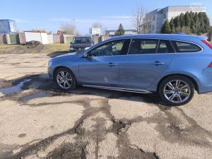Blue Volvo V60 2013 in Jonava, with an engine capacity of 2.40 L and mileage of 325 thousand km for 6200 €, photo 9 on AUTOMOTO.COM.LV