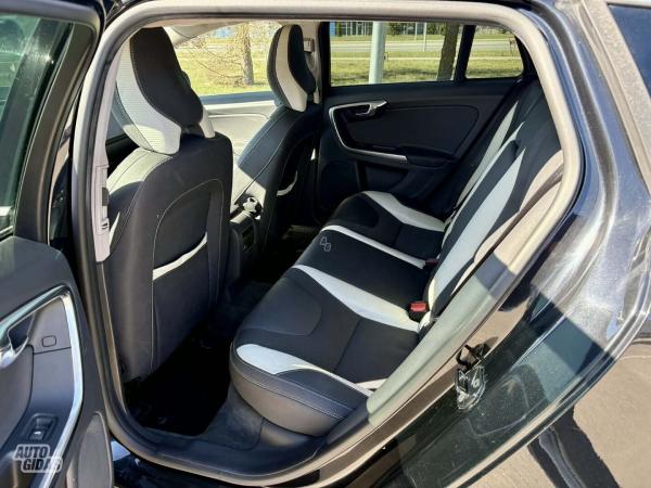 Zils Volvo V60 2013 Panevēža, ar dzinēja tilpumu 2.00 L un nobraukumu 341 tūkst. km par 6300 €, foto 10 vietnē AUTOMOTO.COM.LV