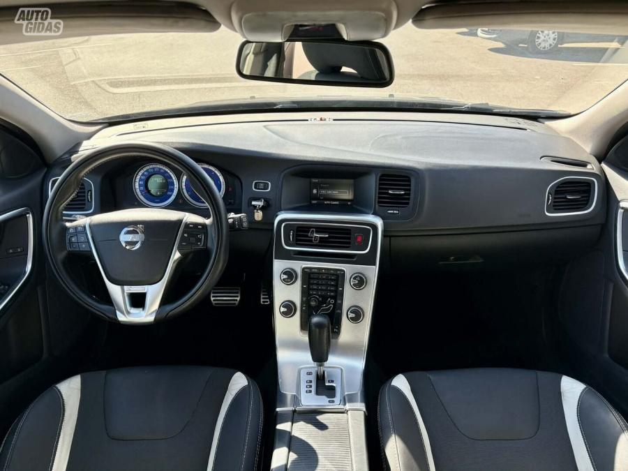 Zils Volvo V60 2013 Panevēža, ar dzinēja tilpumu 2.00 L un nobraukumu 341 tūkst. km par 6300 €, foto 13 vietnē AUTOMOTO.COM.LV