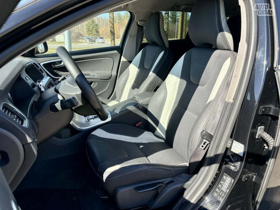 Zils Volvo V60 2013 Panevēža, ar dzinēja tilpumu 2.00 L un nobraukumu 341 tūkst. km par 6300 €, foto 14 vietnē AUTOMOTO.COM.LV