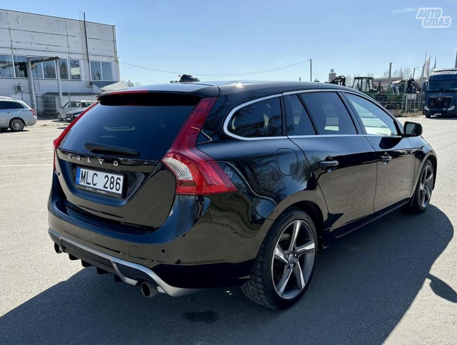 Zils Volvo V60 2013 Panevēža, ar dzinēja tilpumu 2.00 L un nobraukumu 341 tūkst. km par 6300 €, foto 18 vietnē AUTOMOTO.COM.LV