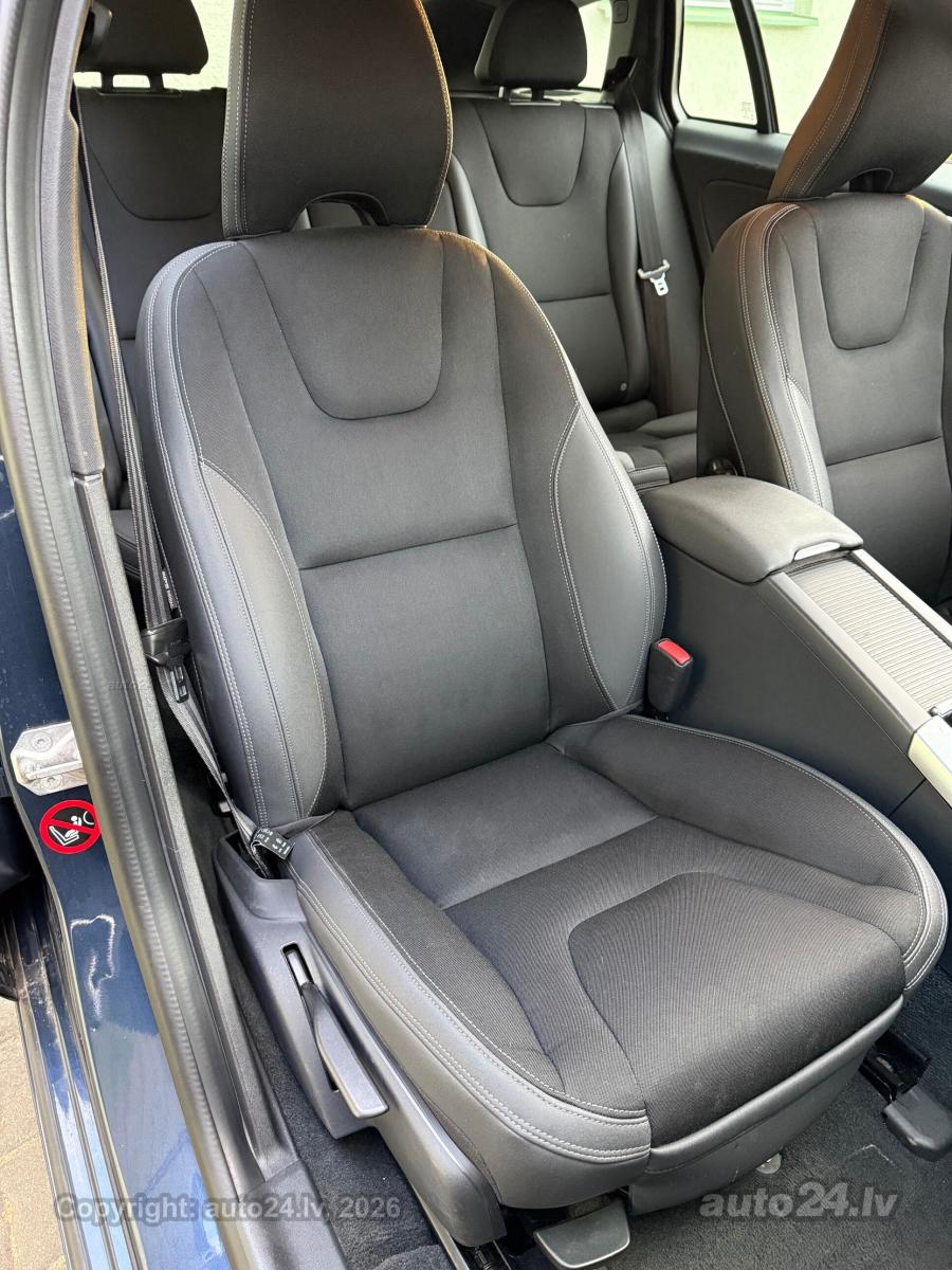 Zils Volvo V60 2013 Tallina, ar dzinēja tilpumu 2.00 L un nobraukumu 219 tūkst. km par 7400 €, foto 12 vietnē AUTOMOTO.COM.LV