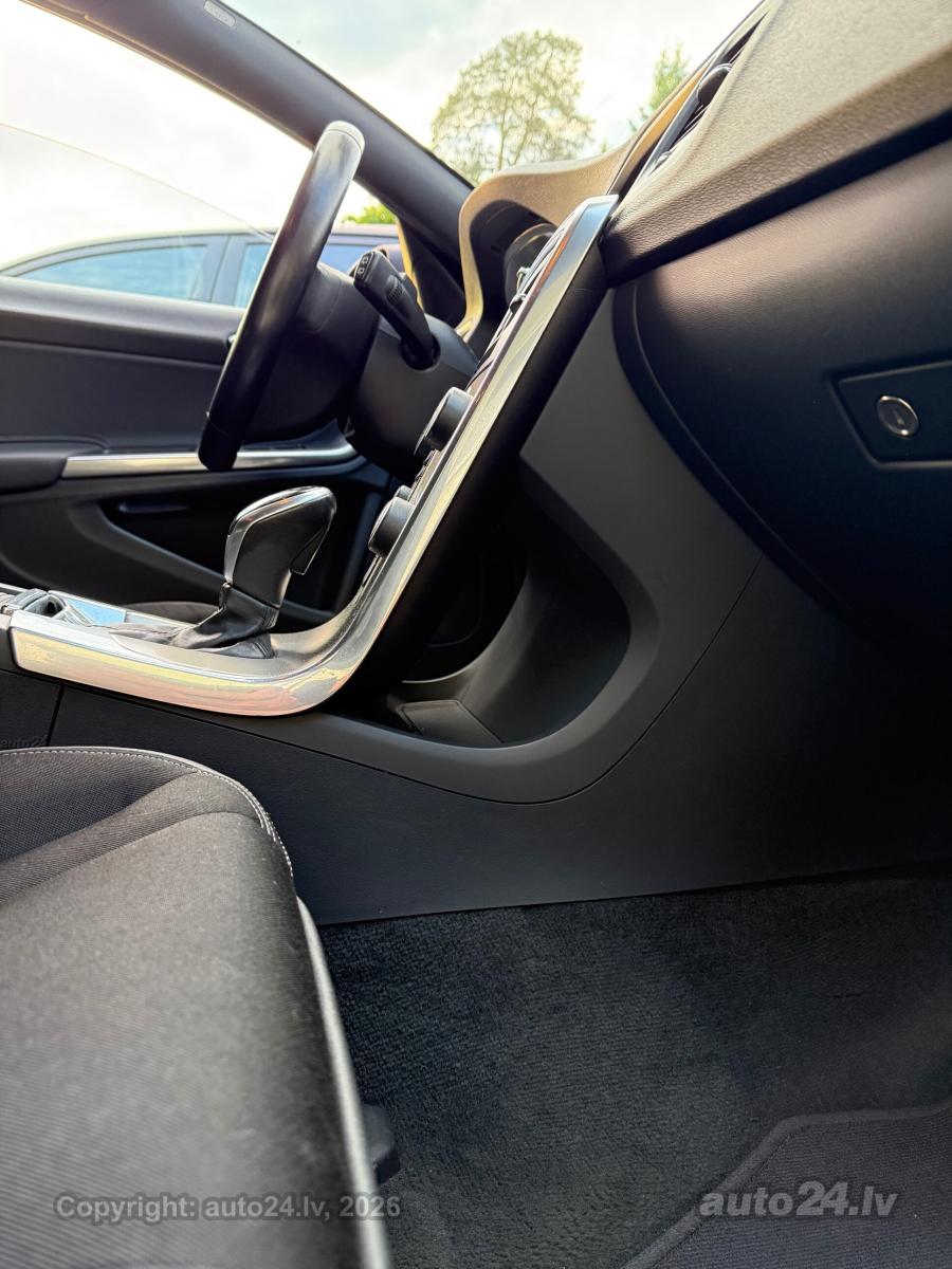 Zils Volvo V60 2013 Tallina, ar dzinēja tilpumu 2.00 L un nobraukumu 219 tūkst. km par 7400 €, foto 22 vietnē AUTOMOTO.COM.LV