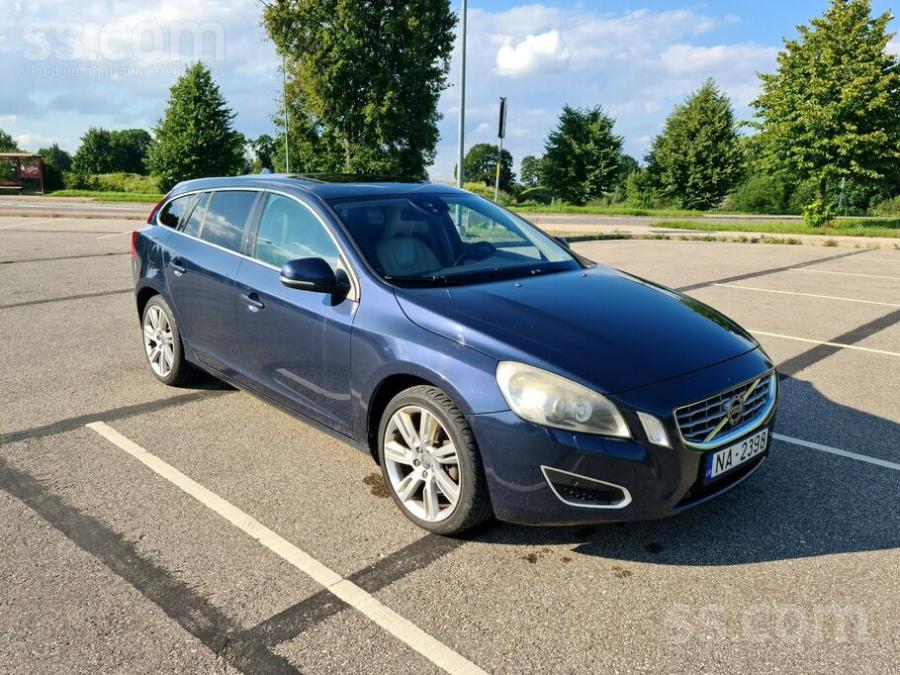 Zils Volvo V60 2013 Daugavpils, ar dzinēja tilpumu 2.00 L un nobraukumu 294 tūkst. km par 5100 €, foto 1 vietnē AUTOMOTO.COM.LV