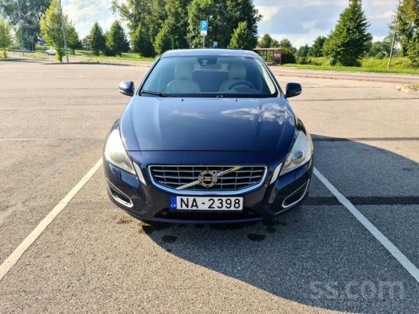 Zils Volvo V60 2013 Daugavpils, ar dzinēja tilpumu 2.00 L un nobraukumu 294 tūkst. km par 5100 €, foto 2 vietnē AUTOMOTO.COM.LV