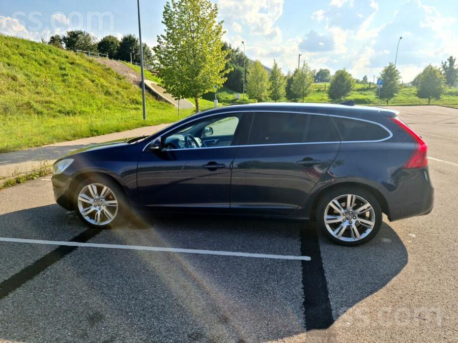 Zils Volvo V60 2013 Daugavpils, ar dzinēja tilpumu 2.00 L un nobraukumu 294 tūkst. km par 5100 €, foto 4 vietnē AUTOMOTO.COM.LV