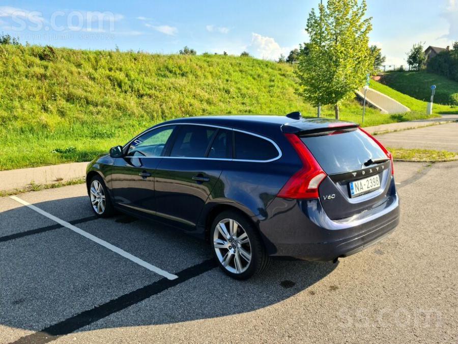 Zils Volvo V60 2013 Daugavpils, ar dzinēja tilpumu 2.00 L un nobraukumu 294 tūkst. km par 5100 €, foto 5 vietnē AUTOMOTO.COM.LV