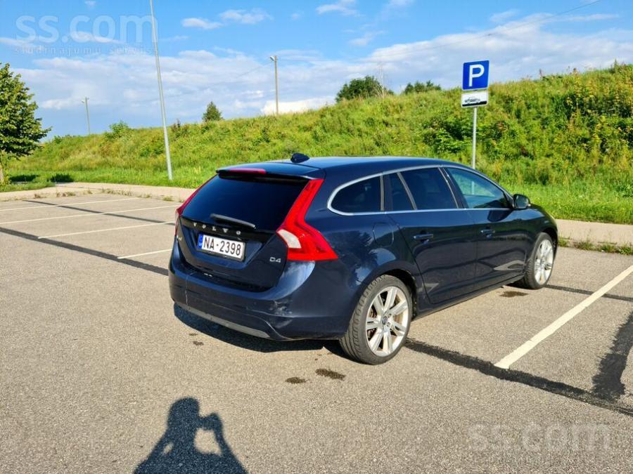 Zils Volvo V60 2013 Daugavpils, ar dzinēja tilpumu 2.00 L un nobraukumu 294 tūkst. km par 5100 €, foto 7 vietnē AUTOMOTO.COM.LV