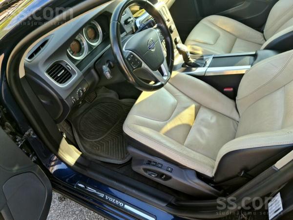 Zils Volvo V60 2013 Daugavpils, ar dzinēja tilpumu 2.00 L un nobraukumu 294 tūkst. km par 5100 €, foto 8 vietnē AUTOMOTO.COM.LV
