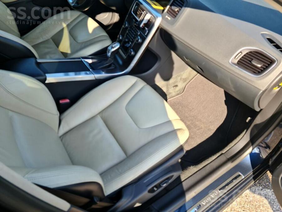 Zils Volvo V60 2013 Daugavpils, ar dzinēja tilpumu 2.00 L un nobraukumu 294 tūkst. km par 5100 €, foto 10 vietnē AUTOMOTO.COM.LV