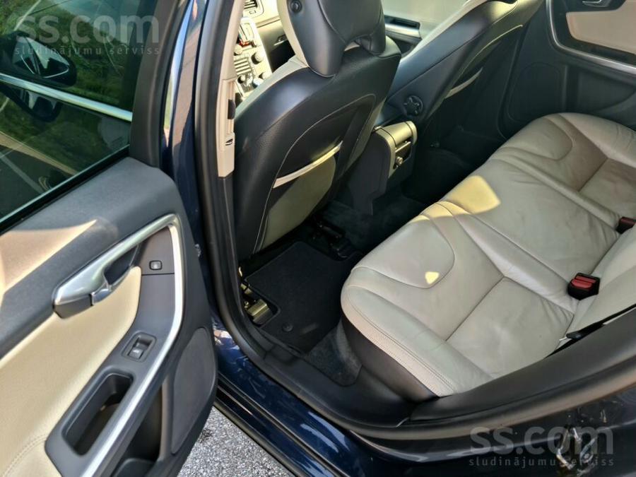 Zils Volvo V60 2013 Daugavpils, ar dzinēja tilpumu 2.00 L un nobraukumu 294 tūkst. km par 5100 €, foto 11 vietnē AUTOMOTO.COM.LV