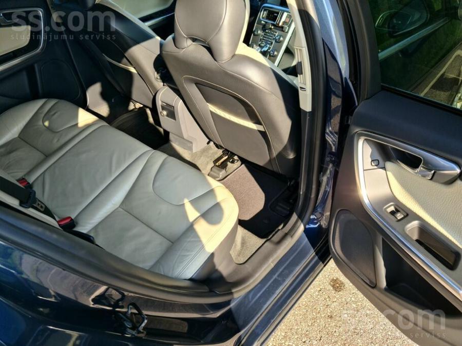 Zils Volvo V60 2013 Daugavpils, ar dzinēja tilpumu 2.00 L un nobraukumu 294 tūkst. km par 5100 €, foto 12 vietnē AUTOMOTO.COM.LV