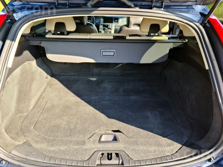 Zils Volvo V60 2013 Daugavpils, ar dzinēja tilpumu 2.00 L un nobraukumu 294 tūkst. km par 5100 €, foto 13 vietnē AUTOMOTO.COM.LV