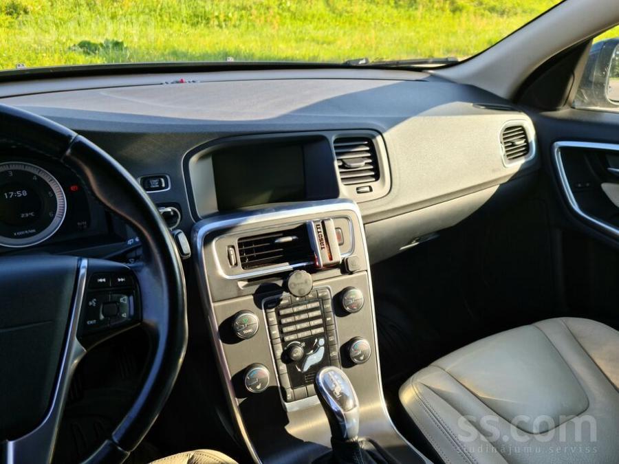 Zils Volvo V60 2013 Daugavpils, ar dzinēja tilpumu 2.00 L un nobraukumu 294 tūkst. km par 5100 €, foto 15 vietnē AUTOMOTO.COM.LV