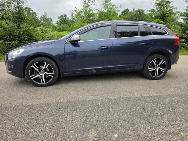 Zils Volvo V60 2013 Šauļi, ar dzinēja tilpumu 2.00 L un nobraukumu 297 tūkst. km par 8000 €, foto 3 vietnē AUTOMOTO.COM.LV