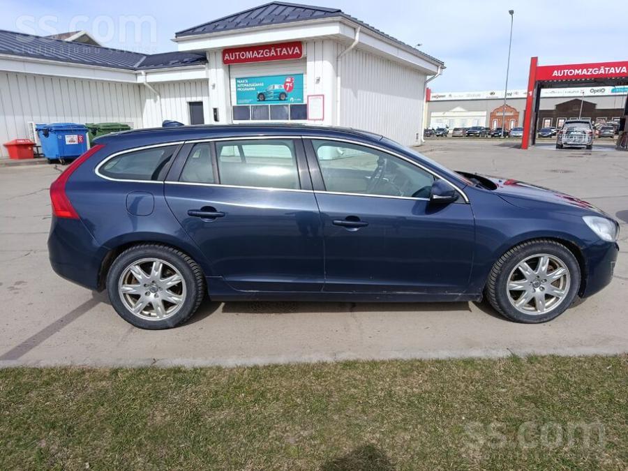 Zils Volvo V60 2013 Jēkabpils, ar dzinēja tilpumu 2.00 L un nobraukumu 327 tūkst. km par 3700 €, foto 6 vietnē AUTOMOTO.COM.LV
