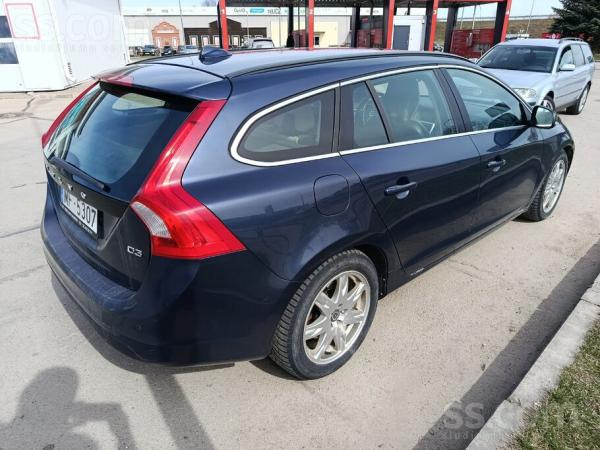 Blue Volvo V60 2013 in Jekabpils, with an engine capacity of 2.00 L and mileage of 327 thousand km for 3700 €, photo 6 on AUTOMOTO.COM.LV