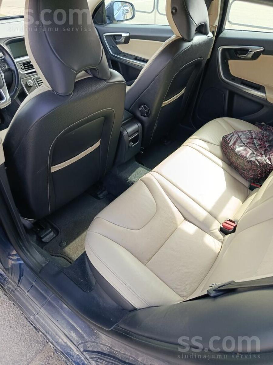 Zils Volvo V60 2013 Jēkabpils, ar dzinēja tilpumu 2.00 L un nobraukumu 327 tūkst. km par 3700 €, foto 11 vietnē AUTOMOTO.COM.LV