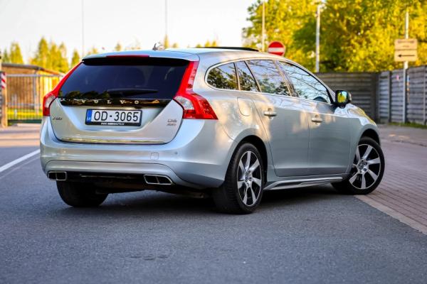 Blue Volvo V60 2013 in Riga, with an engine capacity of 2.40 L and mileage of 214 thousand km for 9850 €, photo 5 on AUTOMOTO.COM.LV