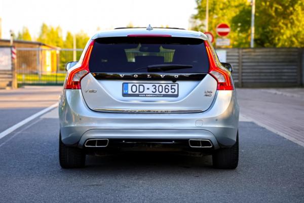 Blue Volvo V60 2013 in Riga, with an engine capacity of 2.40 L and mileage of 214 thousand km for 9850 €, photo 6 on AUTOMOTO.COM.LV