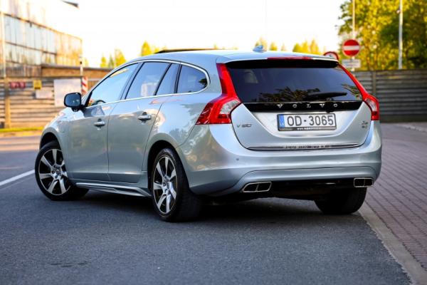Blue Volvo V60 2013 in Riga, with an engine capacity of 2.40 L and mileage of 214 thousand km for 9850 €, photo 7 on AUTOMOTO.COM.LV