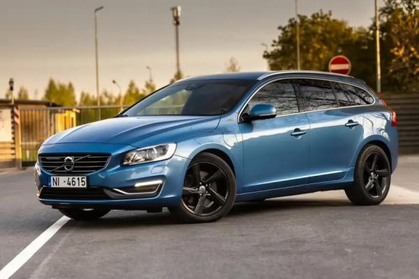 Zils Volvo V60 2013 Jelgava, ar dzinēja tilpumu 2.40 L un nobraukumu 326 tūkst. km par 10500 €, foto 1 vietnē AUTOMOTO.COM.LV
