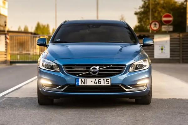 Zils Volvo V60 2013 Jelgava, ar dzinēja tilpumu 2.40 L un nobraukumu 326 tūkst. km par 10500 €, foto 3 vietnē AUTOMOTO.COM.LV