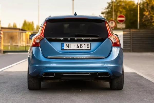 Zils Volvo V60 2013 Jelgava, ar dzinēja tilpumu 2.40 L un nobraukumu 326 tūkst. km par 10500 €, foto 6 vietnē AUTOMOTO.COM.LV