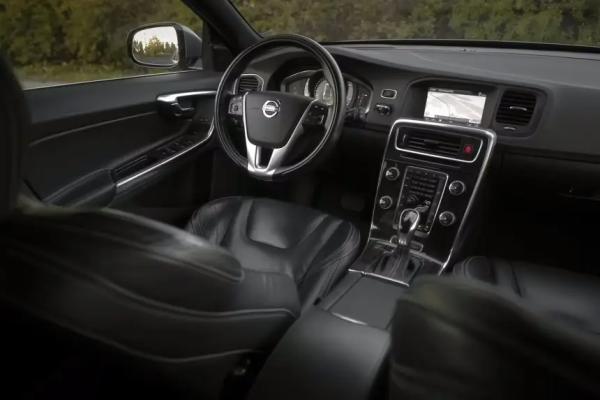 Zils Volvo V60 2013 Jelgava, ar dzinēja tilpumu 2.40 L un nobraukumu 326 tūkst. km par 10500 €, foto 8 vietnē AUTOMOTO.COM.LV