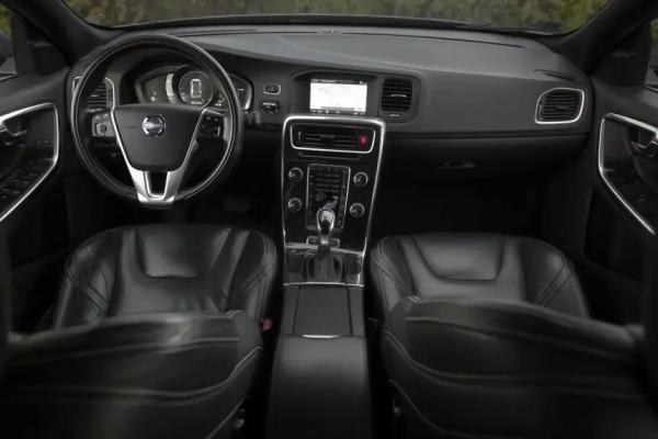 Zils Volvo V60 2013 Jelgava, ar dzinēja tilpumu 2.40 L un nobraukumu 326 tūkst. km par 10500 €, foto 9 vietnē AUTOMOTO.COM.LV