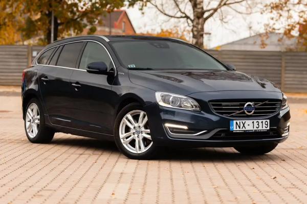 Zils Volvo V60 2013 Jelgava, ar dzinēja tilpumu 2.40 L un nobraukumu 227 tūkst. km par 12900 €, foto 2 vietnē AUTOMOTO.COM.LV