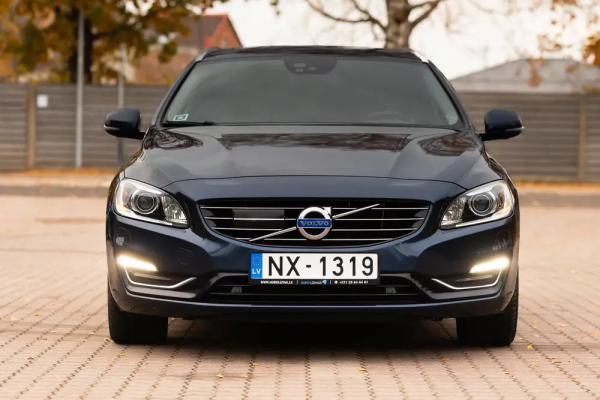 Zils Volvo V60 2013 Jelgava, ar dzinēja tilpumu 2.40 L un nobraukumu 227 tūkst. km par 12900 €, foto 3 vietnē AUTOMOTO.COM.LV